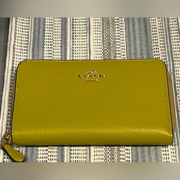Coach | Bags | Coach Id Medium Zip Wallet In Chartreuse With Gold Hw ...